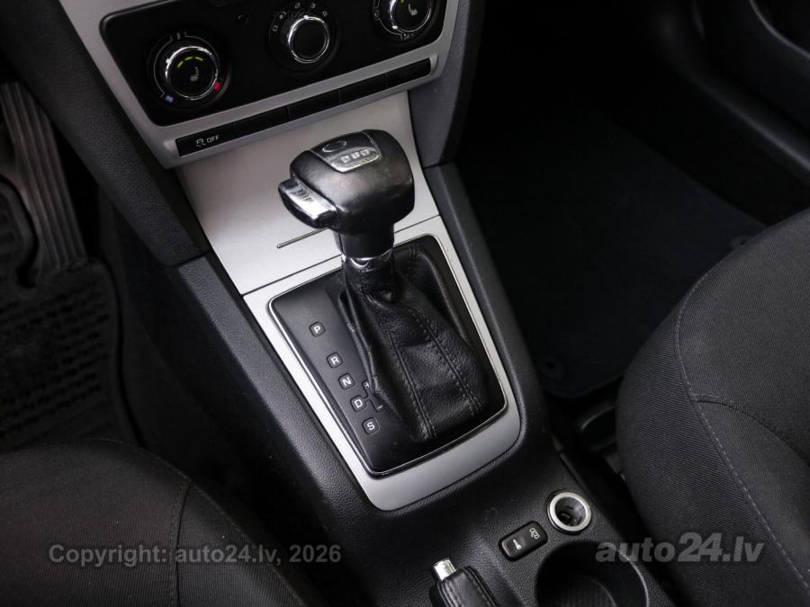 Pelēks Skoda Octavia 2011 Tallina, ar dzinēja tilpumu 1.60 L un nobraukumu 303 tūkst. km par 2900 €, foto 16 vietnē AUTOMOTO.COM.LV