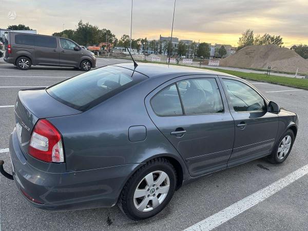 Pelēks Skoda Octavia 2011 Kauņa, ar dzinēja tilpumu 1.97 L un nobraukumu 297 tūkst. km par 2400 €, foto 6 vietnē AUTOMOTO.COM.LV