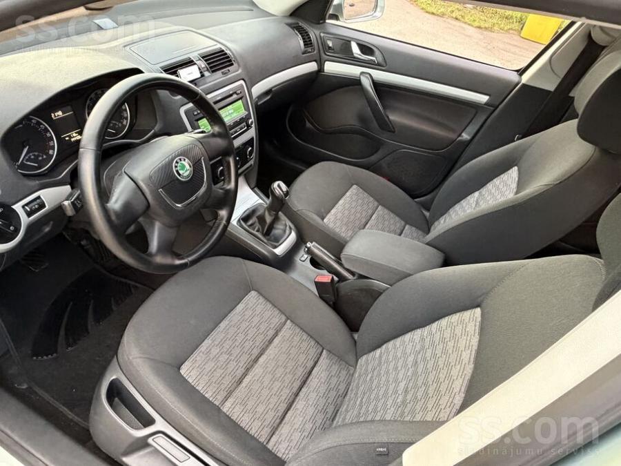 Pelēks Skoda Octavia 2012 Jelgava, ar dzinēja tilpumu 2.00 L un nobraukumu 144 tūkst. km par 4000 €, foto 11 vietnē AUTOMOTO.COM.LV