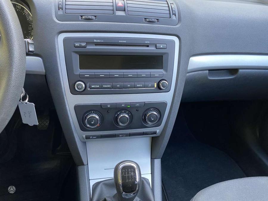 Grey Skoda Octavia 2012 in Jonava, with an engine capacity of 1.20 L and mileage of 215 thousand km for 3100 €, photo 12 on AUTOMOTO.COM.LV