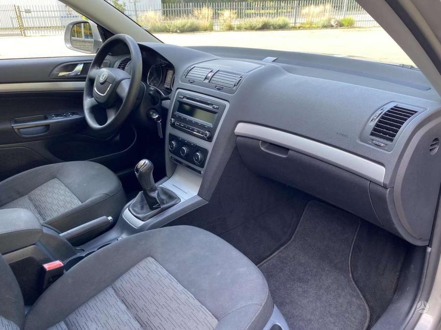 Grey Skoda Octavia 2012 in Jonava, with an engine capacity of 1.20 L and mileage of 215 thousand km for 3100 €, photo 20 on AUTOMOTO.COM.LV
