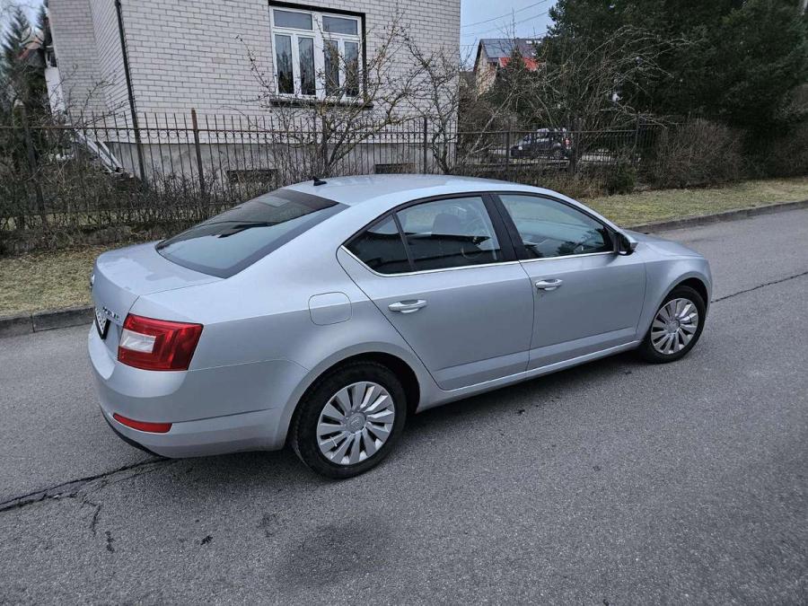 Pelēks Skoda Octavia 2013 Viļņa, ar dzinēja tilpumu 1.60 L un nobraukumu 430 tūkst. km par 3950 €, foto 6 vietnē AUTOMOTO.COM.LV