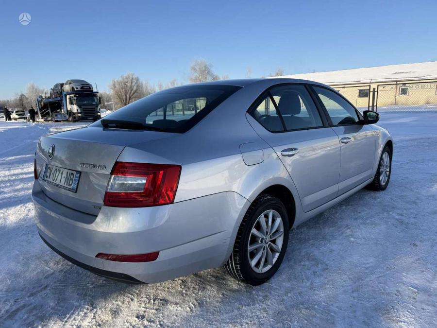 Grey Skoda Octavia 2013 in Taurage, with an engine capacity of 1.60 L and mileage of 317 thousand km for 4600 €, photo 9 on AUTOMOTO.COM.LV