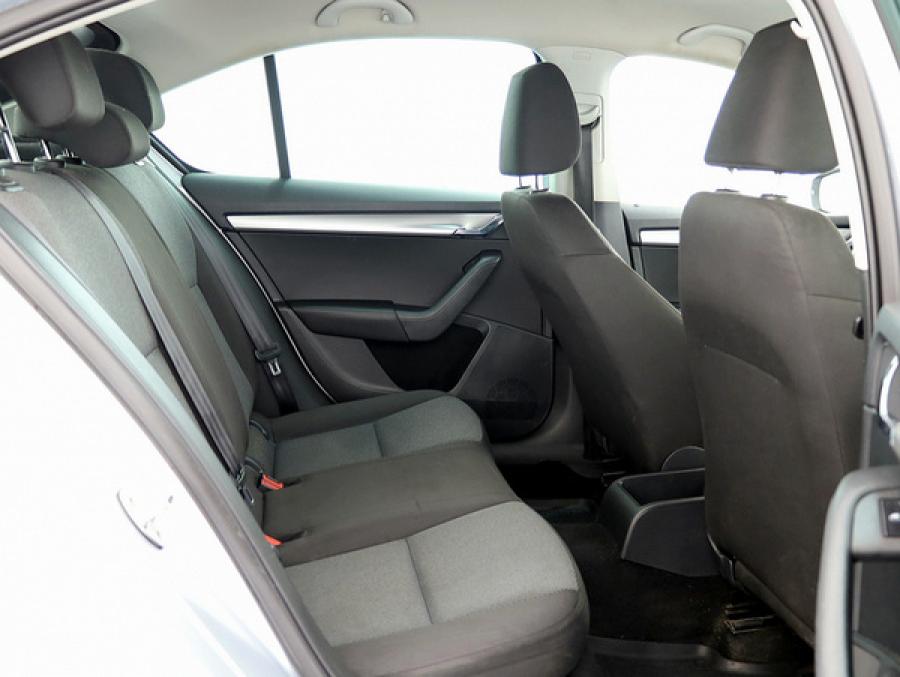 Pelēks Skoda Octavia 2014 Tallina, ar dzinēja tilpumu 1.20 L un nobraukumu 317 tūkst. km par 2599 €, foto 8 vietnē AUTOMOTO.COM.LV
