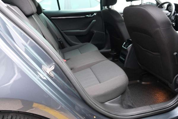 Pelēks Skoda Octavia 2018 Viļņa, ar dzinēja tilpumu 1.97 L un nobraukumu 181 tūkst. km par 10400 €, foto 9 vietnē AUTOMOTO.COM.LV