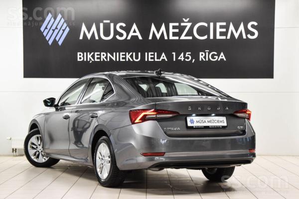 Grey Skoda Octavia 2023 in Riga, with an engine capacity of 1.50 L and mileage of 121 thousand km for 17890 €, photo 5 on AUTOMOTO.COM.LV