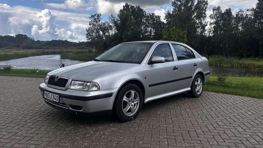 Grey Skoda Octavia 1998 in Utena, with an engine capacity of 1.60 L and mileage of 206 thousand km for 1550 €, photo 1 on AUTOMOTO.COM.LV