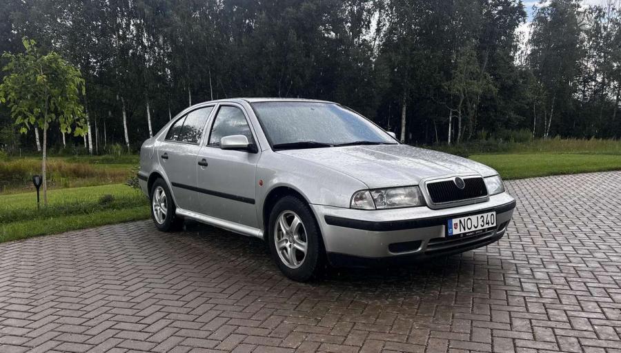 Grey Skoda Octavia 1998 in Utena, with an engine capacity of 1.60 L and mileage of 206 thousand km for 1550 €, photo 3 on AUTOMOTO.COM.LV