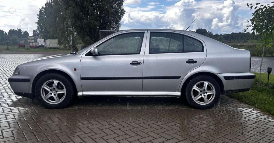 Grey Skoda Octavia 1998 in Utena, with an engine capacity of 1.60 L and mileage of 206 thousand km for 1550 €, photo 9 on AUTOMOTO.COM.LV