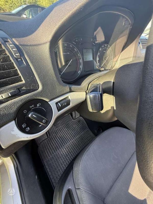 Grey Skoda Octavia 2004 in Alytus, with an engine capacity of 1.97 L and mileage of 231 thousand km for 1500 €, photo 7 on AUTOMOTO.COM.LV