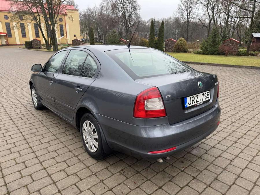 Grey Skoda Octavia 2009 in Vilnius, with an engine capacity of 1.90 L and mileage of 374 thousand km for 1250 €, photo 4 on AUTOMOTO.COM.LV