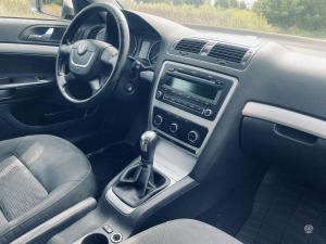 Grey Skoda Octavia 2010 in Vilnius, with an engine capacity of 1.90 L and mileage of 308 thousand km for 950 €, photo 7 on AUTOMOTO.COM.LV