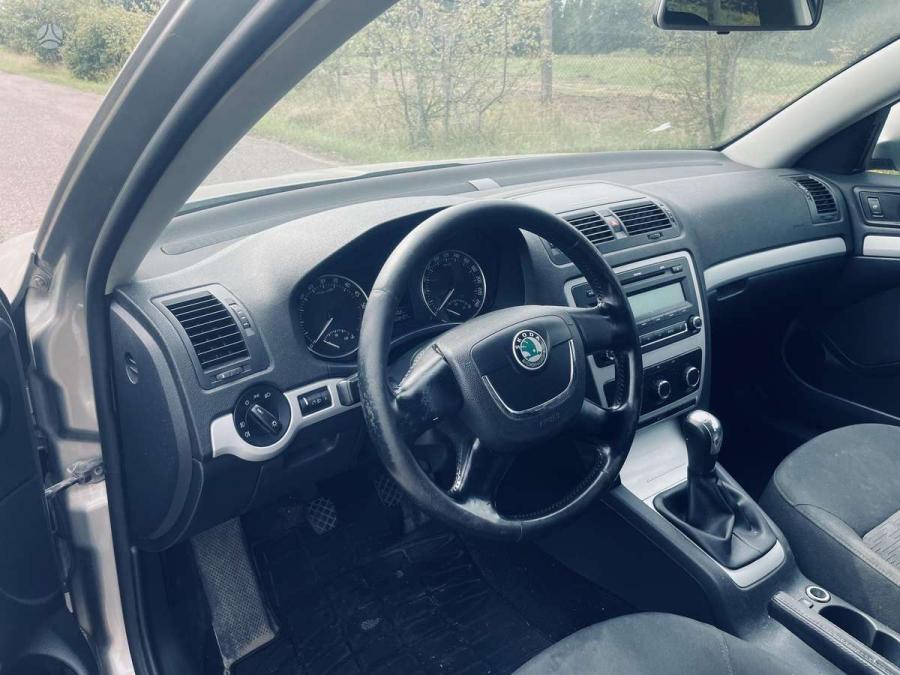 Grey Skoda Octavia 2010 in Vilnius, with an engine capacity of 1.90 L and mileage of 308 thousand km for 950 €, photo 8 on AUTOMOTO.COM.LV