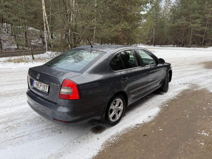 Pelēks Skoda Octavia 2011 Viļņa, ar dzinēja tilpumu 1.39 L un nobraukumu 177 tūkst. km par 3150 €, foto 6 vietnē AUTOMOTO.COM.LV