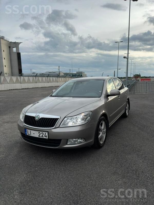 Grey Skoda Octavia 2012 in Riga, with an engine capacity of 1.60 L and mileage of 281 thousand km for 3950 €, photo 1 on AUTOMOTO.COM.LV