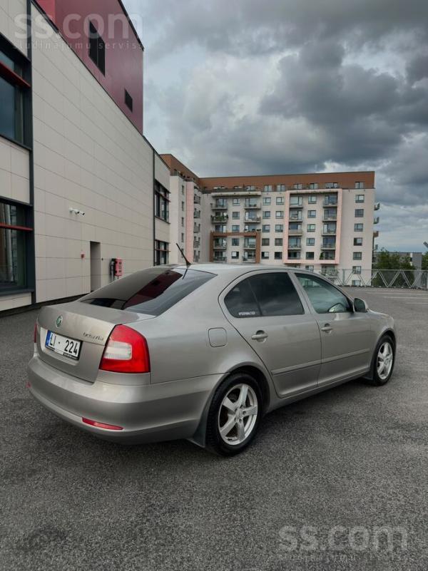 Grey Skoda Octavia 2012 in Riga, with an engine capacity of 1.60 L and mileage of 281 thousand km for 3950 €, photo 6 on AUTOMOTO.COM.LV