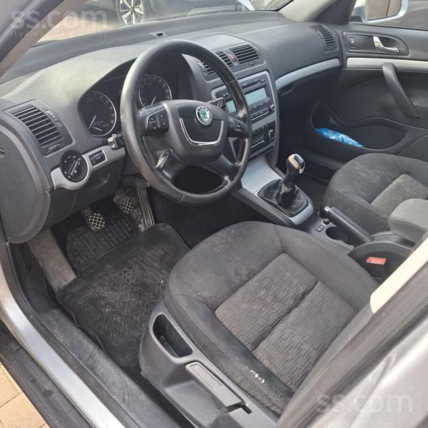 Pelēks Skoda Octavia 2012 Tukums, ar dzinēja tilpumu 1.60 L un nobraukumu 553 tūkst. km par 1400 €, foto 5 vietnē AUTOMOTO.COM.LV