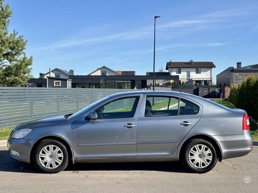 Grey Skoda Octavia 2012 in Vilnius, with an engine capacity of 1.60 L and mileage of 330 thousand km for 2400 €, photo 3 on AUTOMOTO.COM.LV
