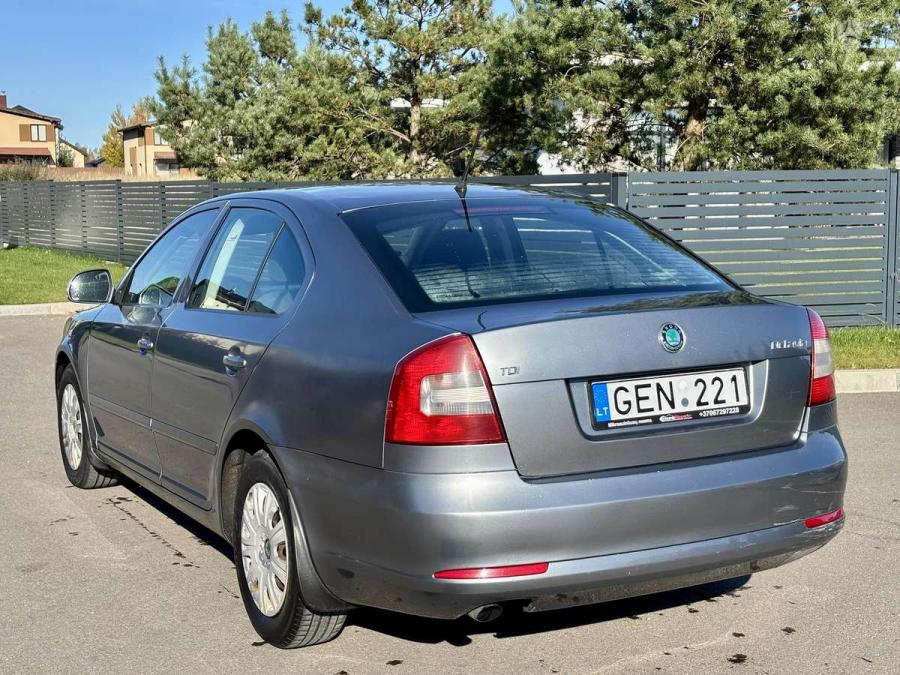 Grey Skoda Octavia 2012 in Vilnius, with an engine capacity of 1.60 L and mileage of 330 thousand km for 2400 €, photo 4 on AUTOMOTO.COM.LV