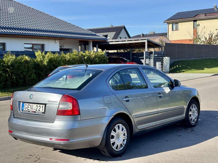 Grey Skoda Octavia 2012 in Vilnius, with an engine capacity of 1.60 L and mileage of 330 thousand km for 2400 €, photo 6 on AUTOMOTO.COM.LV