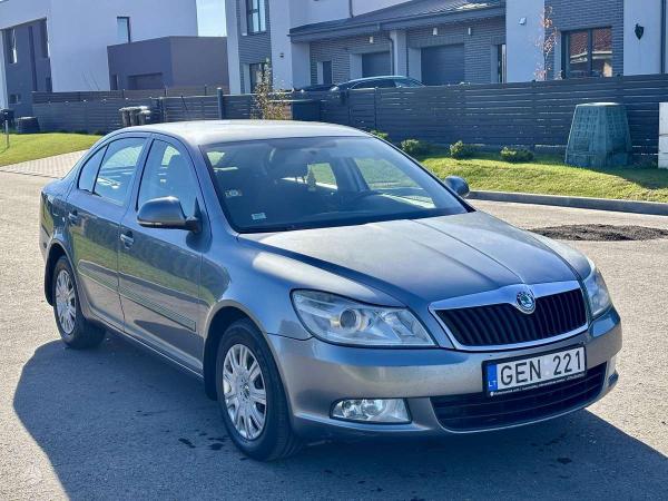 Pelēks Skoda Octavia 2012 Viļņa, ar dzinēja tilpumu 1.60 L un nobraukumu 330 tūkst. km par 2400 €, foto 7 vietnē AUTOMOTO.COM.LV