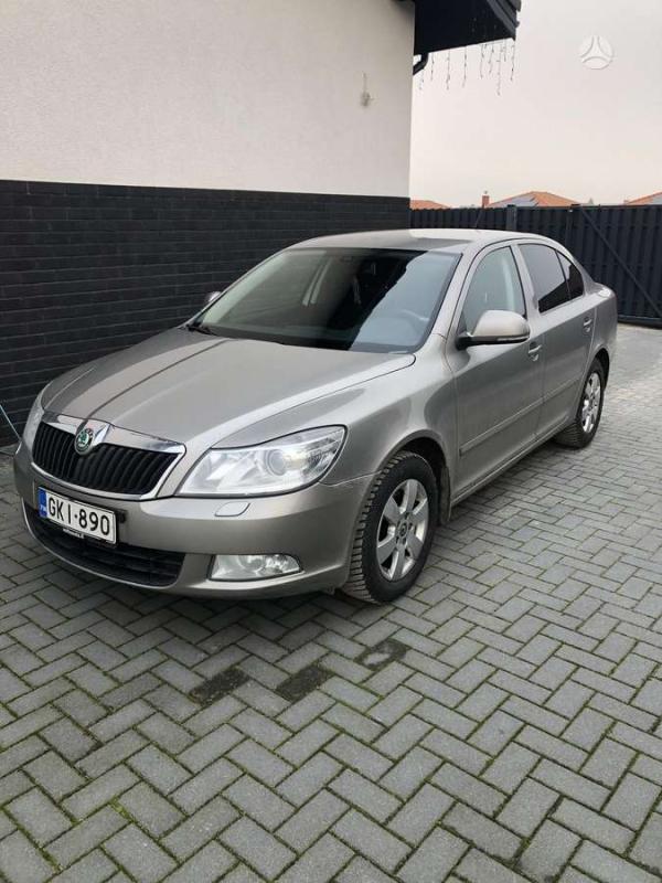 Skoda Octavia 2012 in Klaipeda on AUTOMOTO.COM.LV Grey Skoda Octavia 2012 in Klaipeda, with an engine capacity of 1.60 L and mileage of 335 thousand km for 3500 €, photo 3 on AUTOMOTO.COM.LV