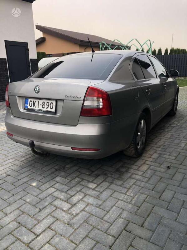 Skoda Octavia 2012 in Klaipeda on AUTOMOTO.COM.LV Grey Skoda Octavia 2012 in Klaipeda, with an engine capacity of 1.60 L and mileage of 335 thousand km for 3500 €, photo 4 on AUTOMOTO.COM.LV