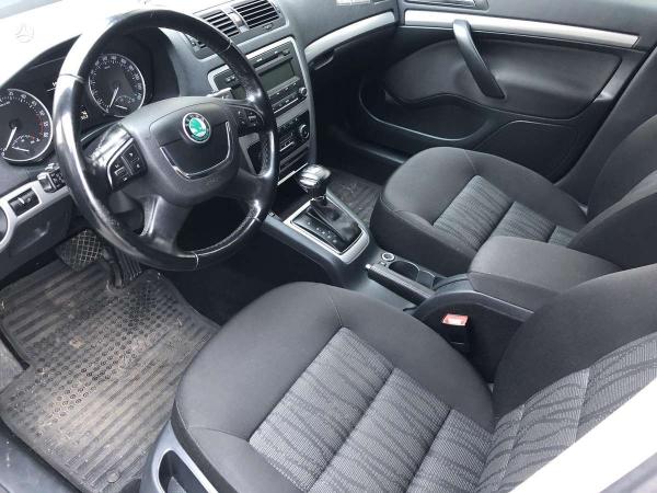 Skoda Octavia 2012 in Klaipeda on AUTOMOTO.COM.LV Grey Skoda Octavia 2012 in Klaipeda, with an engine capacity of 1.60 L and mileage of 335 thousand km for 3500 €, photo 6 on AUTOMOTO.COM.LV