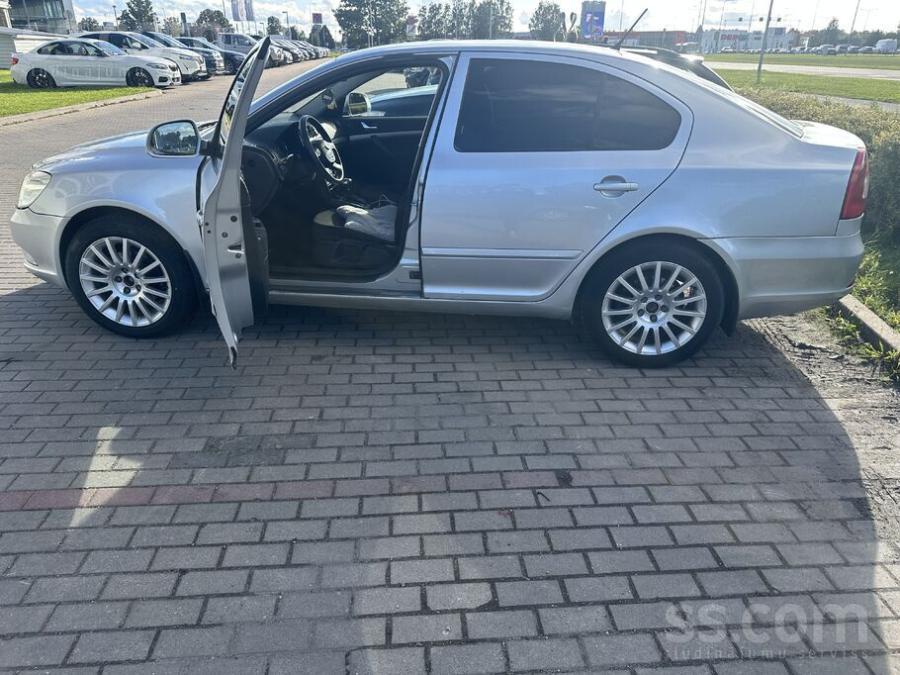 Grey Skoda Octavia 2012 in Riga, with an engine capacity of 2.00 L and mileage of 407 thousand km for 4100 €, photo 4 on AUTOMOTO.COM.LV