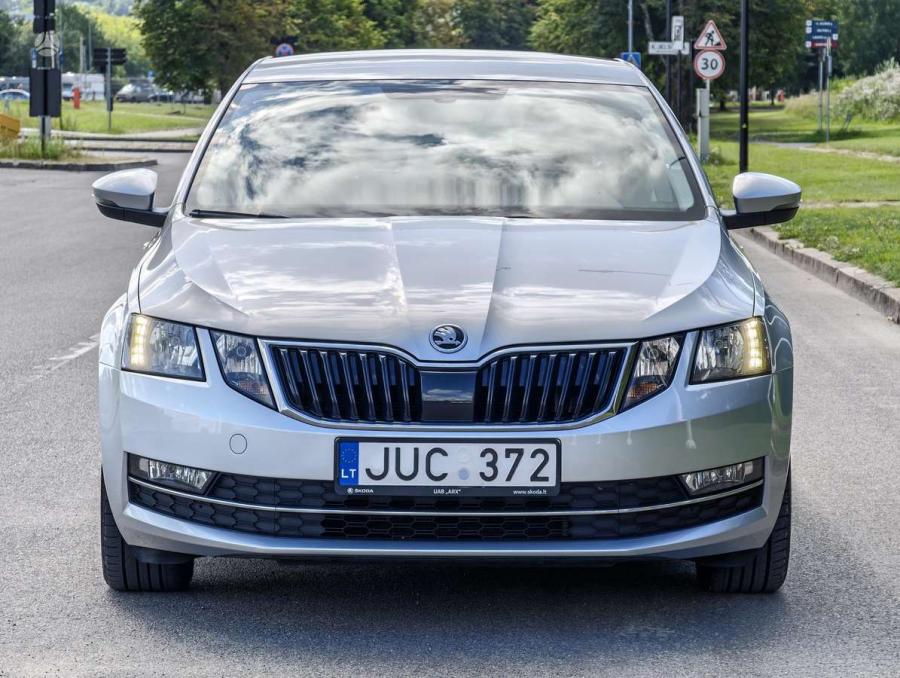 Grey Skoda Octavia 2017 in Vilnius, with an engine capacity of 1.60 L and mileage of 172 thousand km for 10999 €, photo 3 on AUTOMOTO.COM.LV