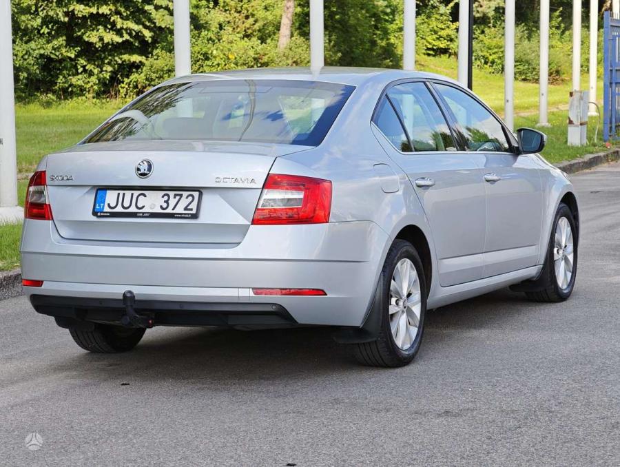 Grey Skoda Octavia 2017 in Vilnius, with an engine capacity of 1.60 L and mileage of 172 thousand km for 10999 €, photo 8 on AUTOMOTO.COM.LV