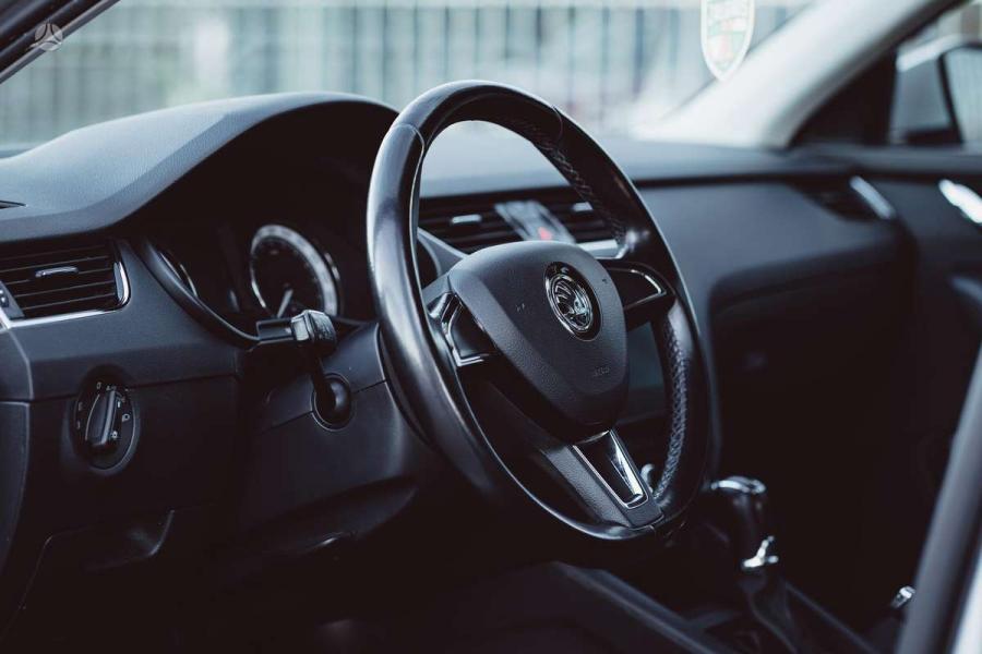 Grey Skoda Octavia 2018 in Vilnius, with an engine capacity of 1.60 L and mileage of 172 thousand km for 11100 €, photo 8 on AUTOMOTO.COM.LV