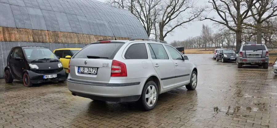 Pelēks Skoda Octavia 2005 Valmiera, ar dzinēja tilpumu 2.00 L un nobraukumu 251 tūkst. km par 1500 €, foto 4 vietnē AUTOMOTO.COM.LV