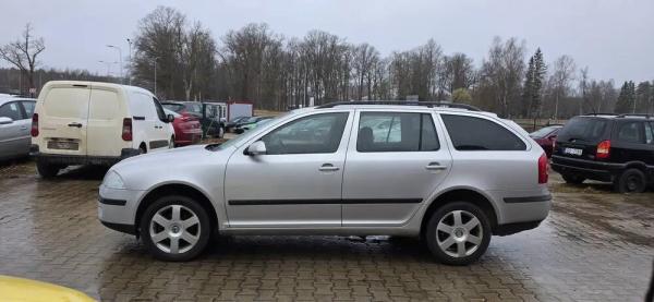 Pelēks Skoda Octavia 2005 Valmiera, ar dzinēja tilpumu 2.00 L un nobraukumu 251 tūkst. km par 1500 €, foto 5 vietnē AUTOMOTO.COM.LV