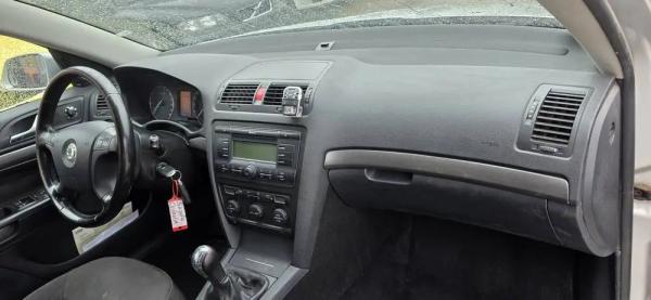 Pelēks Skoda Octavia 2005 Valmiera, ar dzinēja tilpumu 2.00 L un nobraukumu 251 tūkst. km par 1500 €, foto 9 vietnē AUTOMOTO.COM.LV