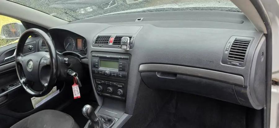 Pelēks Skoda Octavia 2005 Valmiera, ar dzinēja tilpumu 2.00 L un nobraukumu 251 tūkst. km par 1500 €, foto 10 vietnē AUTOMOTO.COM.LV