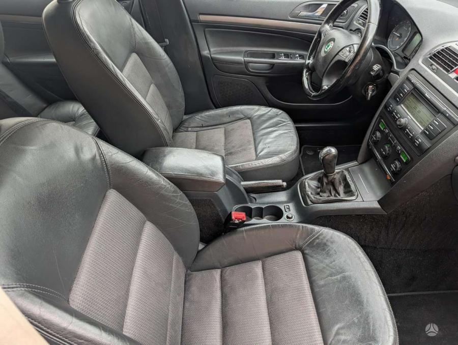 Grey Skoda Octavia 2005 in Vilkaviskis, with an engine capacity of 1.97 L and mileage of 196 thousand km for 1350 €, photo 9 on AUTOMOTO.COM.LV