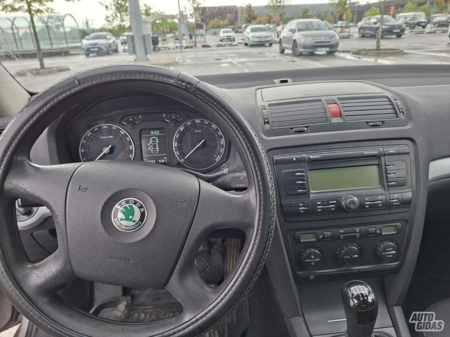 Pelēks Skoda Octavia 2006 Viļņa, ar dzinēja tilpumu 2.00 L un nobraukumu 328 tūkst. km par 1150 €, foto 16 vietnē AUTOMOTO.COM.LV