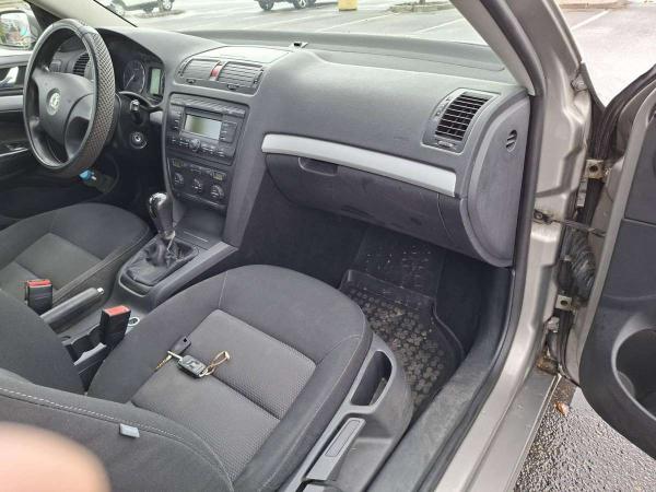 Pelēks Skoda Octavia 2006 Viļņa, ar dzinēja tilpumu 1.97 L un nobraukumu 328 tūkst. km par 1150 €, foto 9 vietnē AUTOMOTO.COM.LV