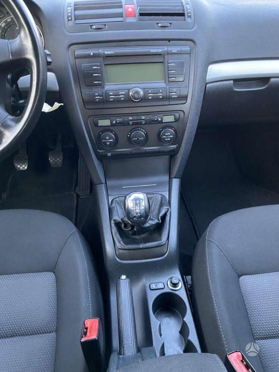 Grey Skoda Octavia 2007 in Birzai, with an engine capacity of 1.90 L and mileage of 297 thousand km for 2350 €, photo 10 on AUTOMOTO.COM.LV