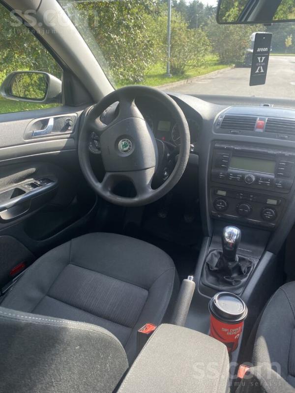 Skoda Octavia 2007 Rīga vietnē Pelēks Skoda Octavia 2007 Rīga, ar dzinēja tilpumu 2.00 L un nobraukumu 350 tūkst. km par 1000 €, foto 10 vietnē AUTOMOTO.COM.LV
