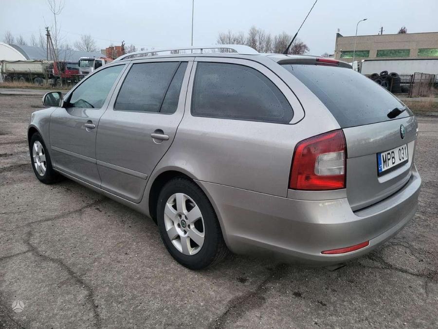 Grey Skoda Octavia 2009 in Panevezys, with an engine capacity of 1.60 L and mileage of 280 thousand km for 2500 €, photo 3 on AUTOMOTO.COM.LV