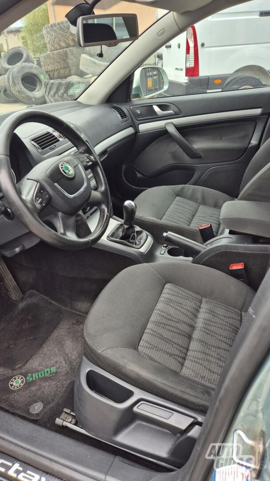 Grey Skoda Octavia 2009 in Pakruojis, with an engine capacity of 1.60 L and mileage of 320 thousand km for 2950 €, photo 9 on AUTOMOTO.COM.LV