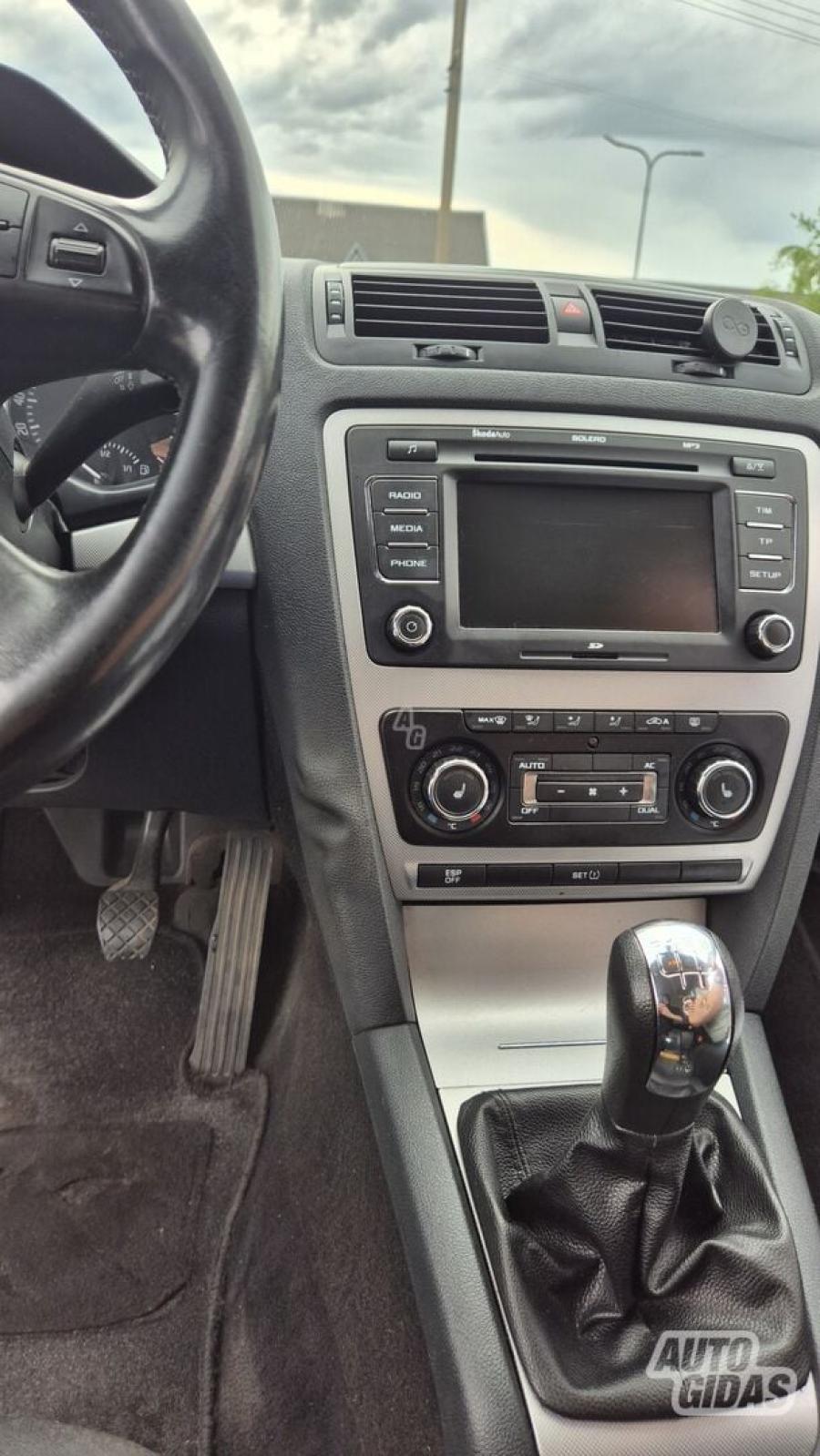 Grey Skoda Octavia 2009 in Pakruojis, with an engine capacity of 1.60 L and mileage of 320 thousand km for 2950 €, photo 12 on AUTOMOTO.COM.LV