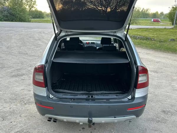 Grey Skoda Octavia 2009 in Grobiņa, with an engine capacity of 2.00 L and mileage of 407 thousand km for 3995 €, photo 6 on AUTOMOTO.COM.LV