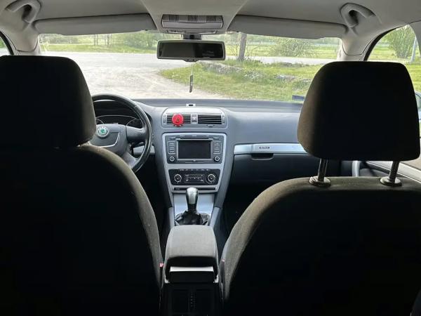 Grey Skoda Octavia 2009 in Grobiņa, with an engine capacity of 2.00 L and mileage of 407 thousand km for 3995 €, photo 10 on AUTOMOTO.COM.LV