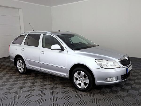 Pelēks Skoda Octavia 2009 Tallina, ar dzinēja tilpumu 2.00 L un nobraukumu 335 tūkst. km par 1799 €, foto 1 vietnē AUTOMOTO.COM.LV