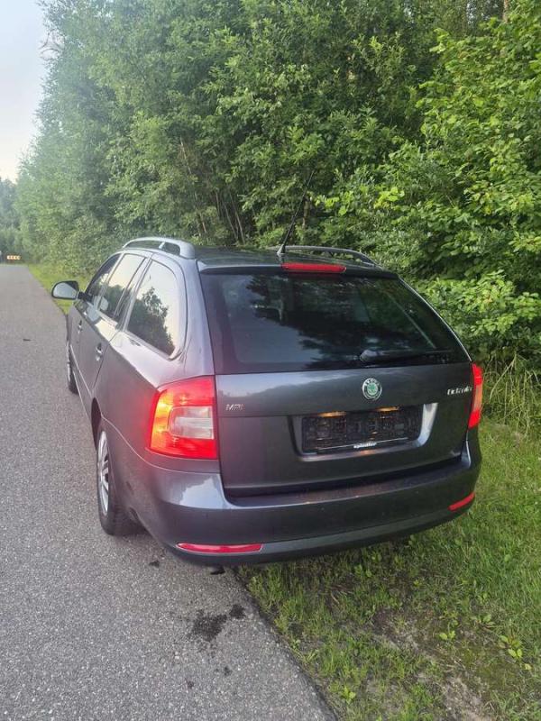 Grey Skoda Octavia 2009 in Vilnius, with an engine capacity of 1.60 L and mileage of 155 thousand km for 3500 €, photo 4 on AUTOMOTO.COM.LV