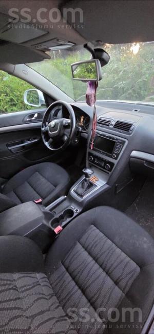 Grey Skoda Octavia 2009 in Riga, with an engine capacity of 2.00 L and mileage of 402 thousand km for 1050 €, photo 7 on AUTOMOTO.COM.LV