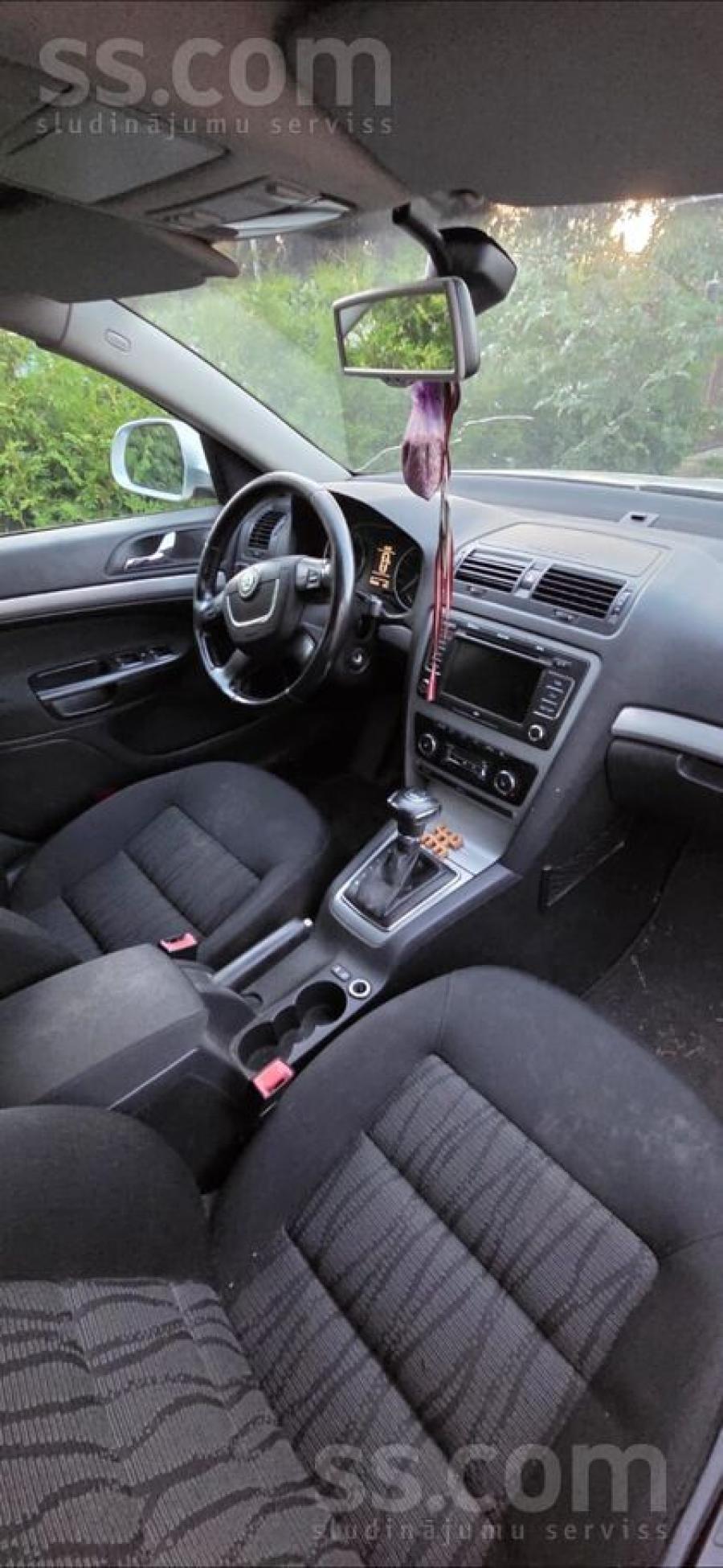 Grey Skoda Octavia 2009 in Riga, with an engine capacity of 2.00 L and mileage of 402 thousand km for 1050 €, photo 7 on AUTOMOTO.COM.LV